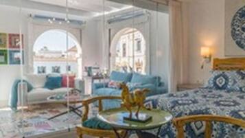 Quarto romântico, vista para a cidade | Cofres nos quartos, individualmente decorados