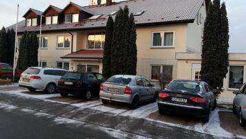 Uma fileira de carros estacionados em frente a um edifício com a placa