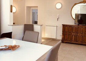 Apartamento, 1 quarto (Amleto) (Piazza Boggiani 5)) | Sala de estar | Televisor de ecrã plano de 20 polegadas com canais por cabo, televisor