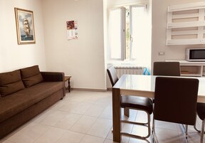 Apartamento, 1 quarto (Amleto) (Piazza Boggiani 5)) | Sala de estar | Televisor de ecrã plano de 20 polegadas com canais por cabo, televisor