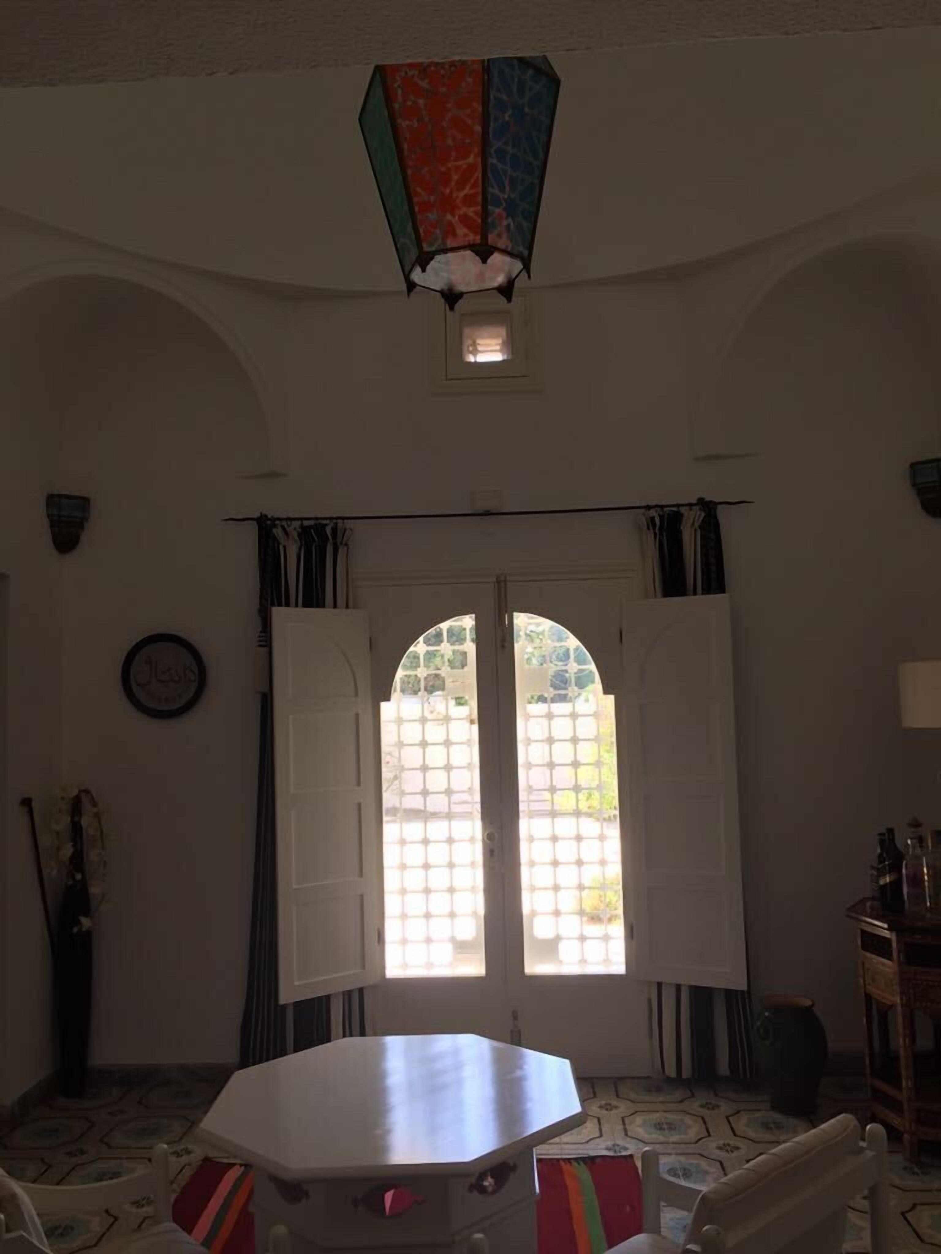 Villa, 4 quartos | Sala de estar | Televisor 