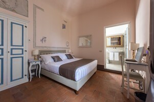 Quarto Clássico com Cama de Casal | Camas de colchão pillowtop, minibar, cofre no quarto, Wi-fi grátis 