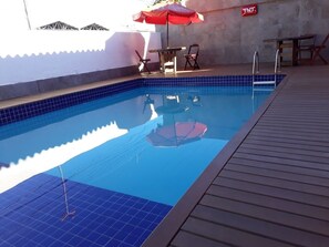 Piscina exterior, guarda-sóis