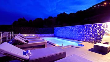 Penthouse Familiar, 4 quartos | Piscina exterior | Piscina exterior sazonal, da(s) 8:00 à(s) 22:00, guarda-sóis