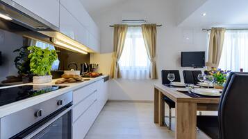 Penthouse Familiar, 4 quartos | Cozinha privada | Um frigorífico/congelador grande, um micro-ondas, um forno