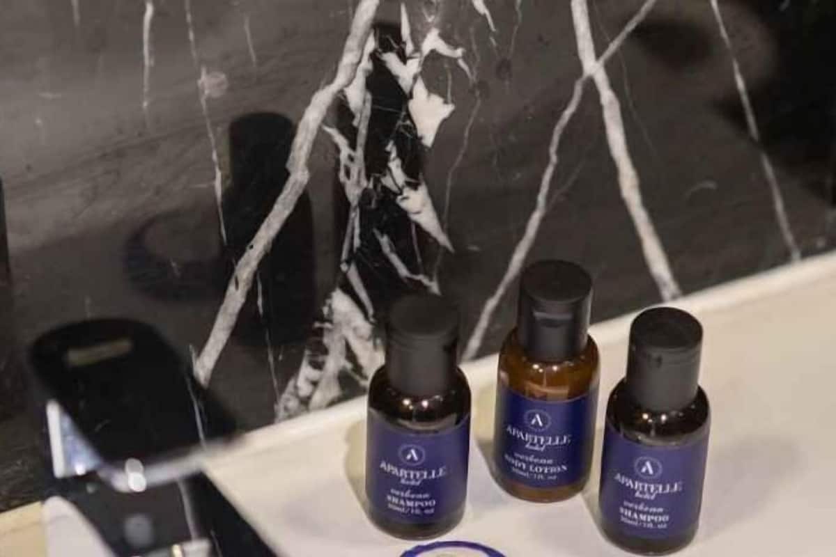 Comodidades do banheiro | Chuveiro, produtos de toalete grátis, secador de cabelo