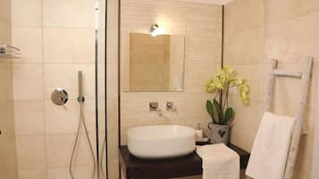 Quarto casal conforto, 1 quarto, para não fumantes | Banheiro | Chuveiro, chuveiro com efeito de chuva, produtos de toalete grátis
