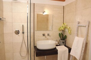 Quarto casal conforto, 1 quarto, para não fumantes | Banheiro | Chuveiro, chuveiro com efeito de chuva, produtos de toalete grátis 