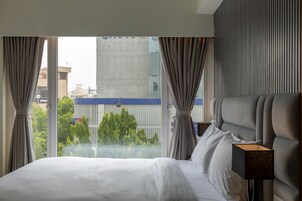 Quarto Twin Executivo, 1 quarto, Vista para a cidade, na torre | Secretária, secretária adequada para computadores portáteis 