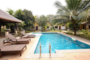 Piscina exterior, espreguiçadeiras
