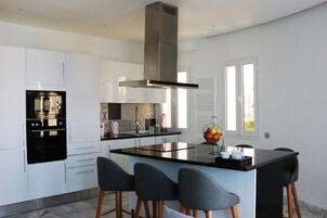 Apartamento | Cozinha privada | Um frigorífico, um micro-ondas, um forno, uma placa de cozinha