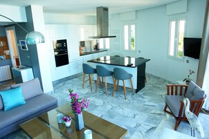 Apartamento | Sala de estar | TV de ecrã plano