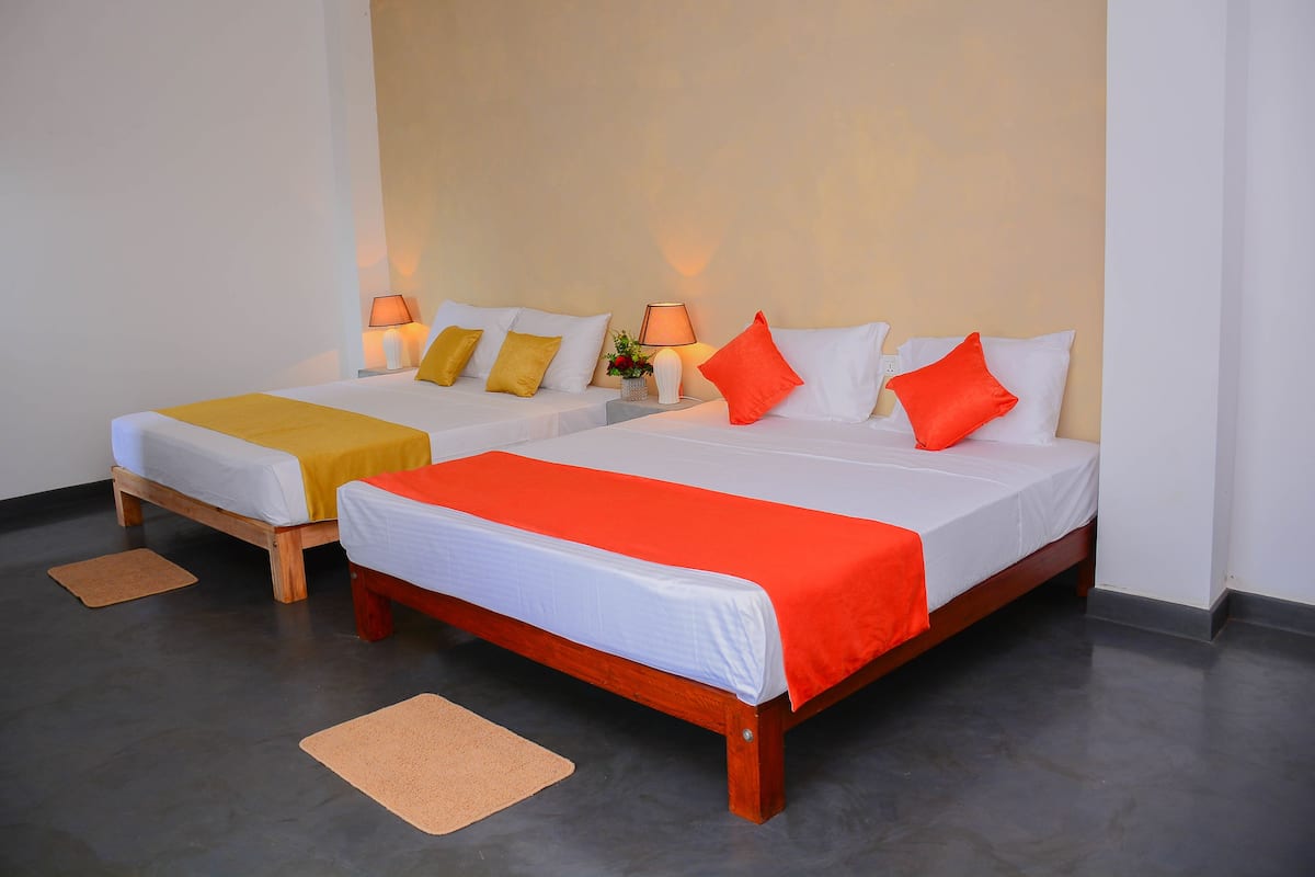 Quarto quádruplo família, 2 quartos, para fumantes | 1 quarto, roupas de cama premium, cofres nos quartos