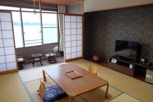 Quarto tradicional, vista para o oceano (Japanese Style) | Roupas de cama premium, cofres nos quartos, escrivaninha