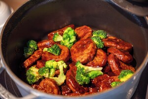 Uma tigela de comida com carne e brócolis.