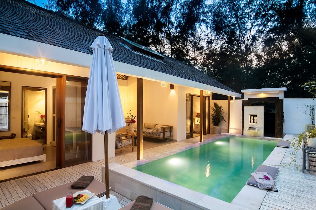 Uma casa moderna com piscina, área de jantar e quarto com uma grande janela.