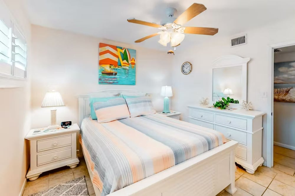 Beachfront Condo - 2 Bd, 2 Ba With A Loft Just Steps Away From The Sand - 오칼루사 아일랜드