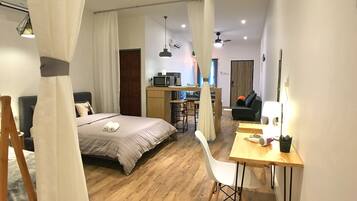 Quarto, 2 quartos | 2 quartos, secretária, secretária adequada para computadores portáteis