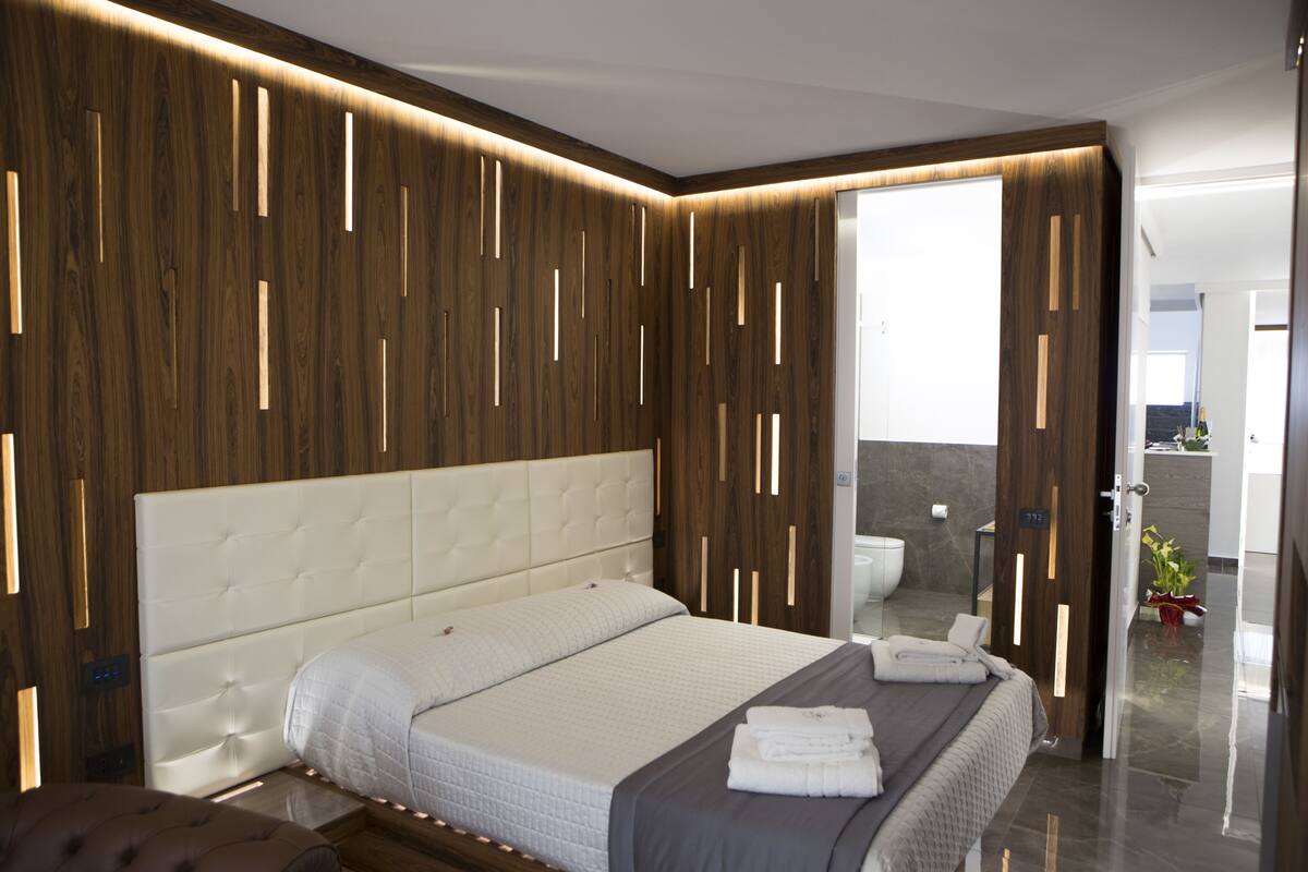 Quarto Duplo de Luxo, varanda | Roupa de alta qualidade, minibar, cofre com capacidade para portátil 