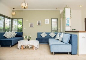 Apartamento, 2 quartos | Sala | TV de ecrã plano 