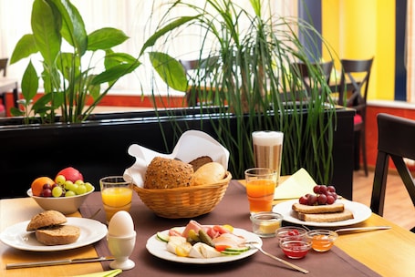 Café da manhã com buffet diário (EUR 12 por pessoa) . Ates Hotel Lampertheim by Aurum