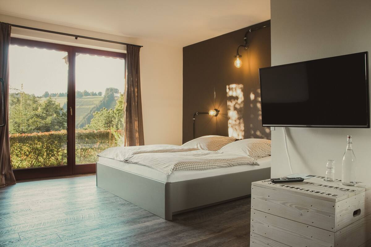 Quarto casal superior, banheiro privativo, vista para a montanha ( #2 - Bergwerksetage) | Comodidades do quarto