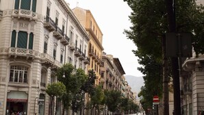 Ruas com edifícios históricos, placa de proibido a entrada e pedestres.