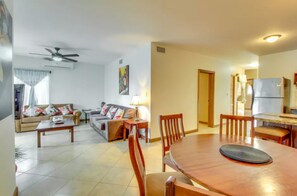 Apartamento conforto, 3 quartos, para não fumantes | Área de estar | TV de tela plana