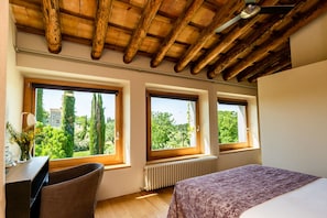 Quarto casal conforto | Roupas de cama premium, cofres nos quartos, escrivaninha