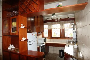 Apartamento Familiar, 2 quartos, cozinha | Cozinha privada | Um frigorífico, um micro-ondas, uma placa de cozinha 
