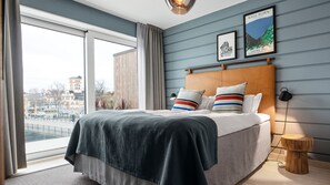 Suíte, 3 quartos, sacada, vista para o mar | Ferros/tábuas de passar roupa, roupa de cama