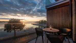 Suíte estúdio, 1 cama King, sacada, vista para o mar | Vista para praia/oceano