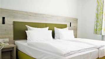 Quarto duplo standard | Roupas de cama premium, cofres nos quartos, escrivaninha