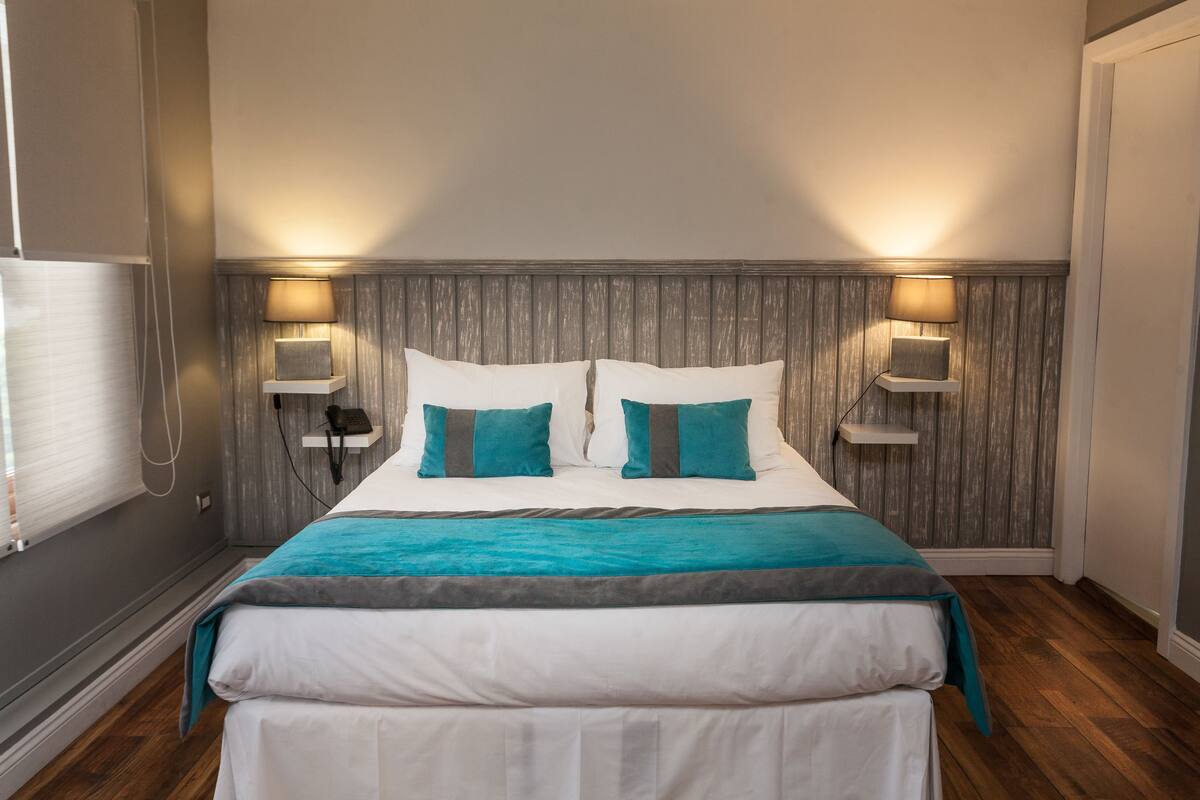 Quarto Duplo Standard, 1 cama de casal, casa de banho privativa | Cofre no quarto, Wi-fi grátis, roupa de cama fornecida