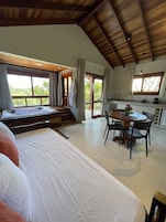 Chalé superior, 1 quarto | Área de estar | TV LED 32 polegadas com canais a cabo, TV