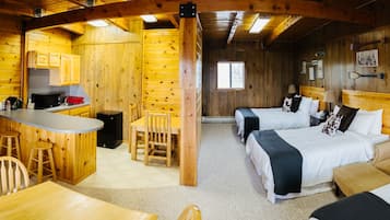 Quarto Comfort, cozinha, no edifício anexo (3 Queen Beds) | Kitchenette privada | Um micro-ondas, uma cafeteira/bule, Congelador