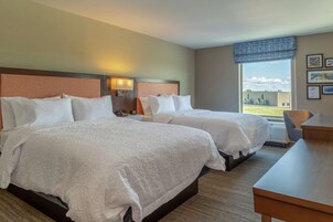 Roupa hipoalergénica, edredões de penas, cofre no quarto, secretária 