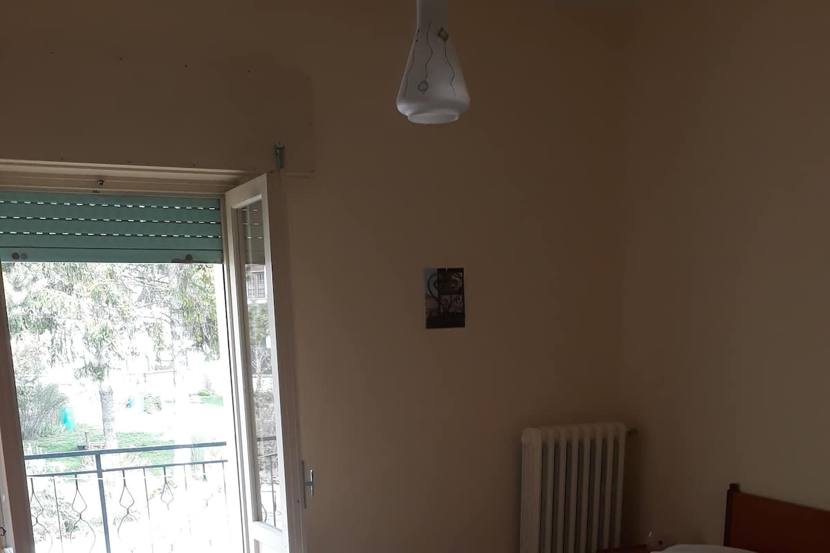 Quarto Twin, vista para o jardim | Secretária, Wi-fi grátis, roupa de cama fornecida