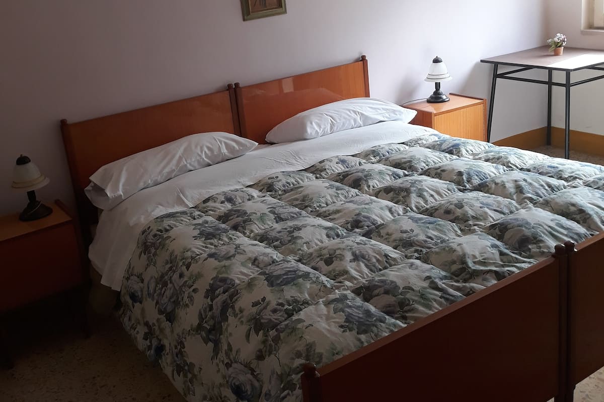 Secretária, Wi-fi grátis, roupa de cama fornecida