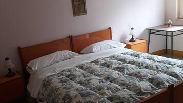 Escrivaninha, Wi-Fi de cortesia, roupa de cama