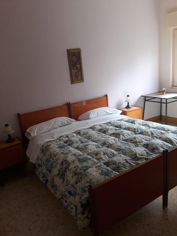 Secretária, Wi-fi grátis, roupa de cama fornecida