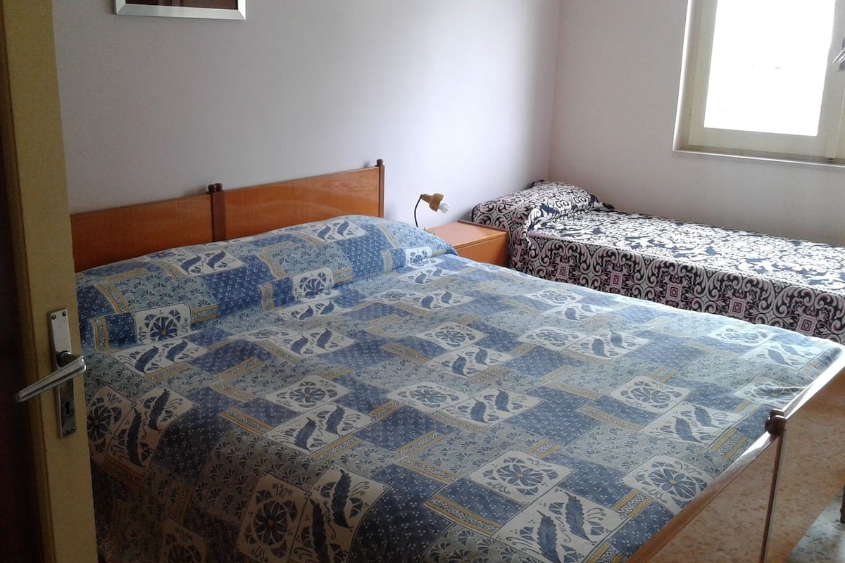 Quarto Triplo | Secretária, Wi-fi grátis, roupa de cama fornecida