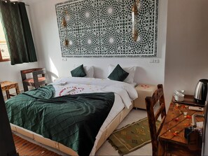 Frigobar, individualmente decorados, escrivaninha