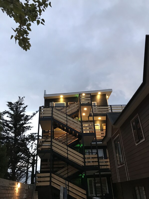 Fachada do alojamento (tarde/noite)