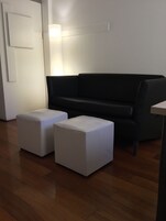 Apartamento Básico, 1 cama king-size (Single use) | 1 quarto, minibar, cofre no quarto, secretária 