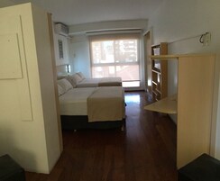 Apartamento Básico, 1 cama king-size (Single use) | 1 quarto, minibar, cofre no quarto, secretária 