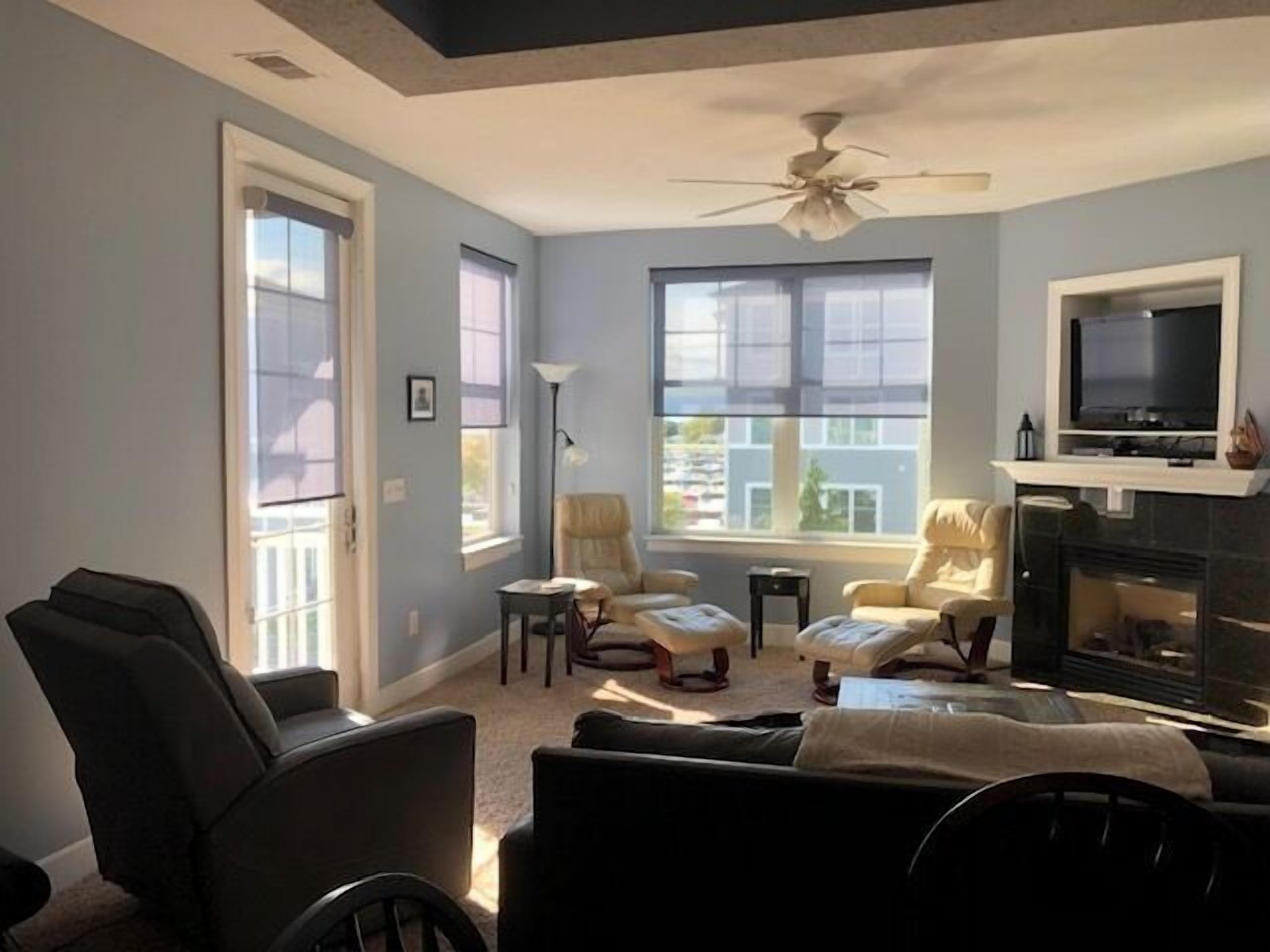 3rd Floor, 3 Bed, 2 Bath Downtown Condo W/excellent Views Of Marina & Harbor - Ludington, MI