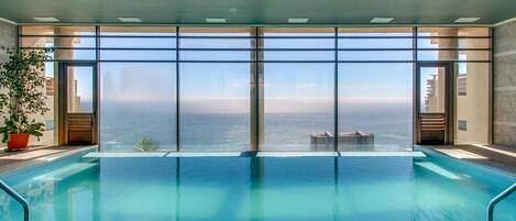 Piscina interior, piscina exterior, guarda-sóis, espreguiçadeiras