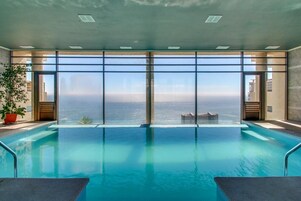 Piscina interna, piscina externa, guarda-sóis, espreguiçadeiras