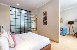Roupas de cama premium, frigobar, cofres nos quartos, escrivaninha